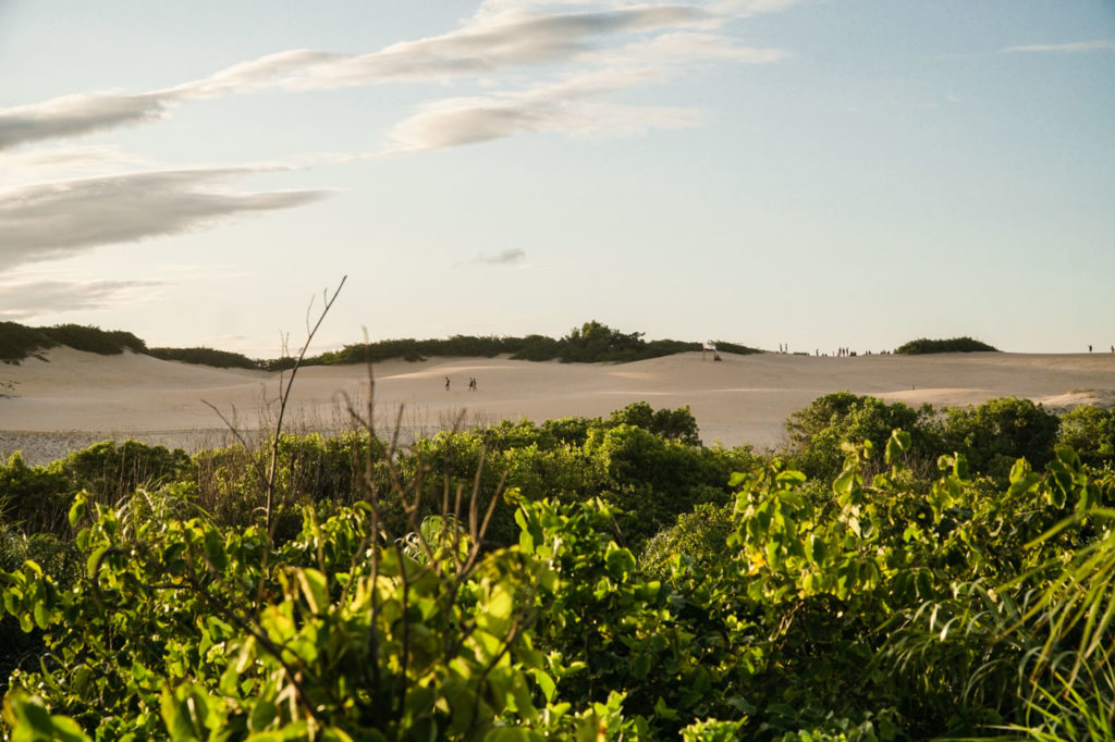 O que fazer em Itaúnas ES: praias, rio, dunas, gastronomia e o maior ...